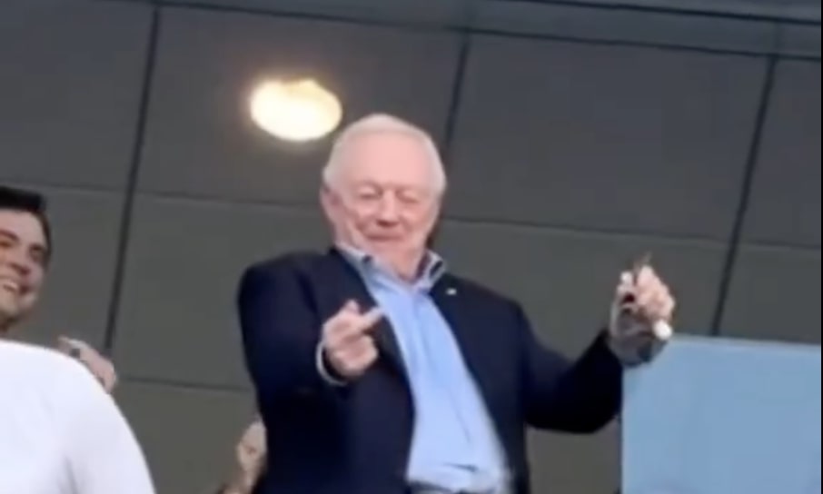 Jerry Jones Flips Off Jets Fans in Blowout Win for Cowboys